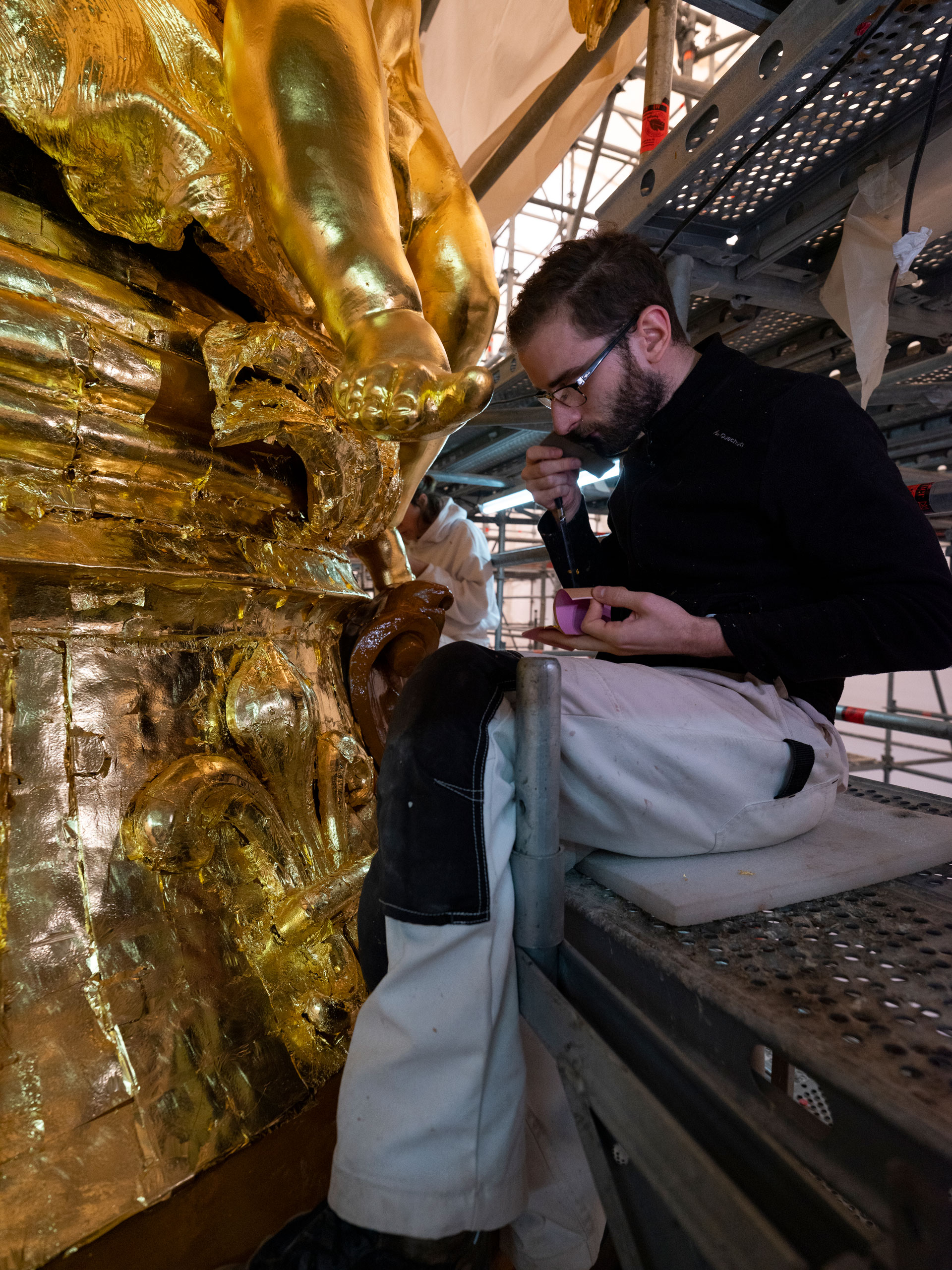 Dorure des ornements | Château de Versailles